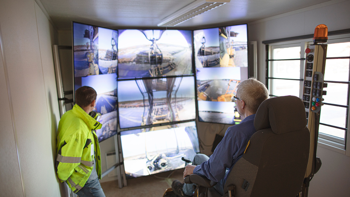 Världspremiär för fjärrstyrd virkeslastare - Skogforsk